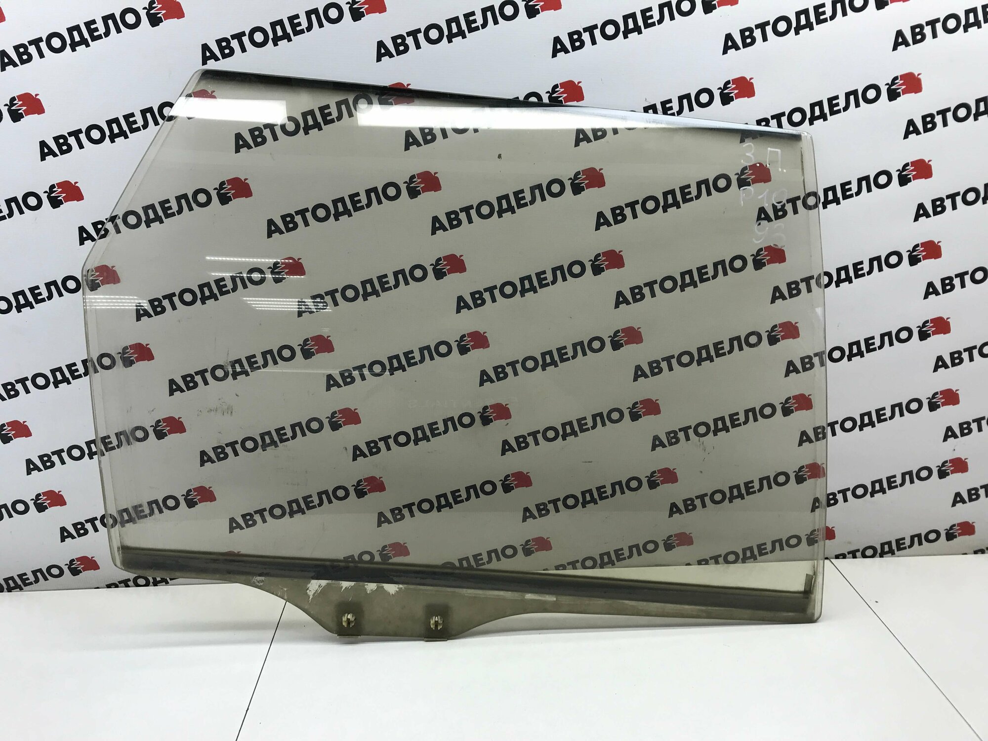 Стекло двери з/п Nissan Primera W10 1993