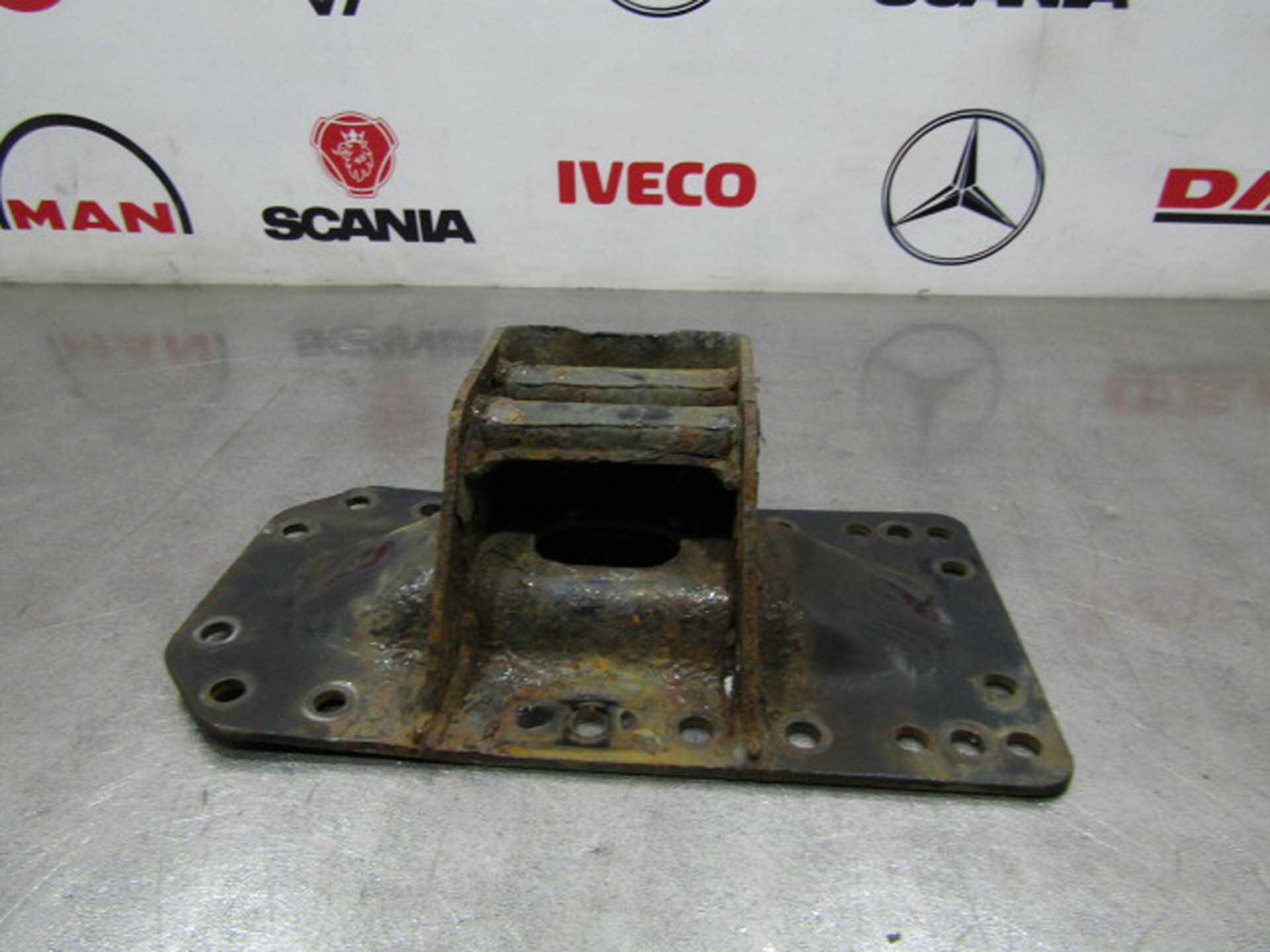 Кронштейн траверсы КПП слева MAN TGA, TGS, TGX