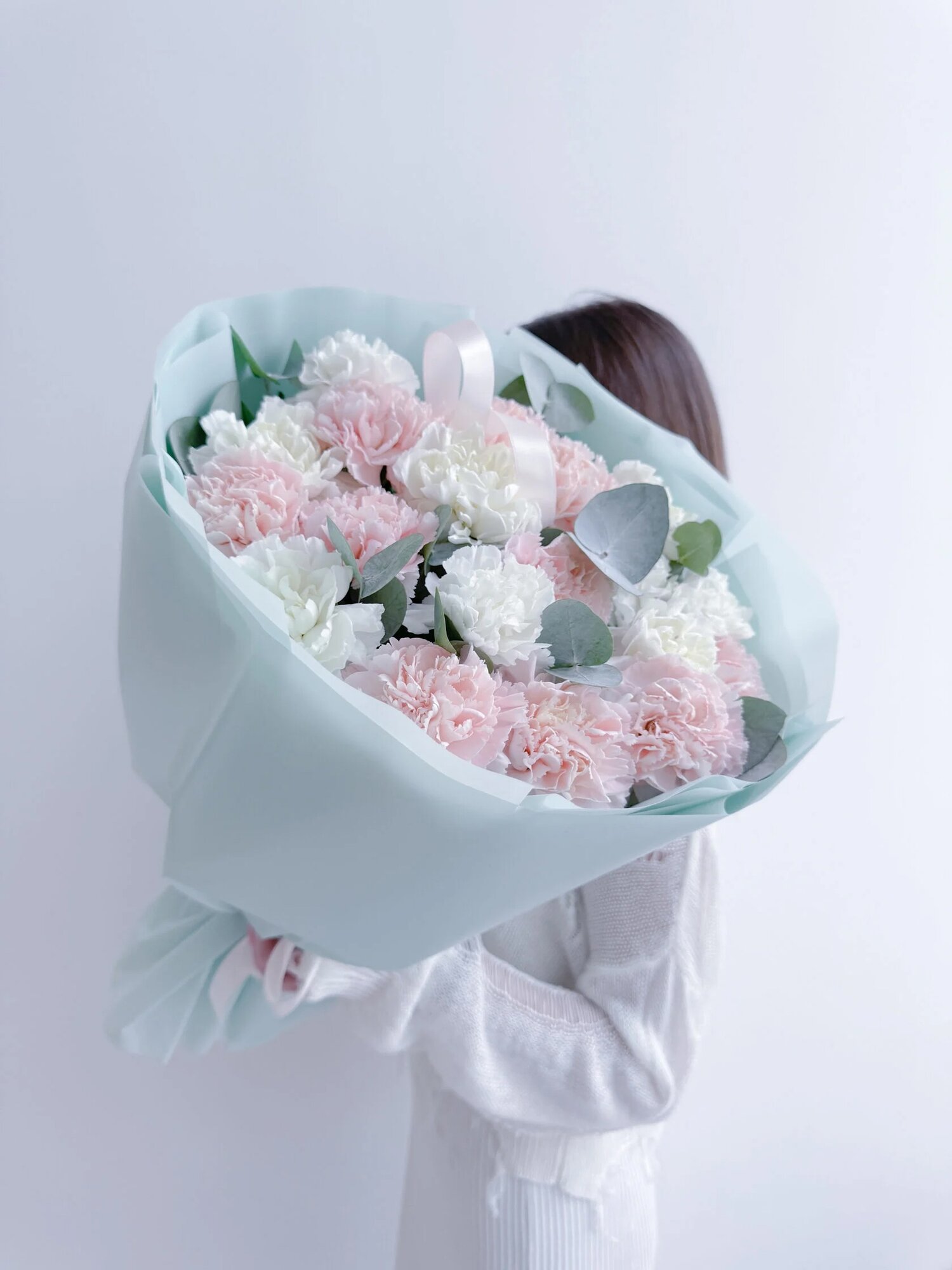 Круглый букет из махровых диантусов двух цветов с ароматным эвкалиптом 25 шт. от FlowersGo