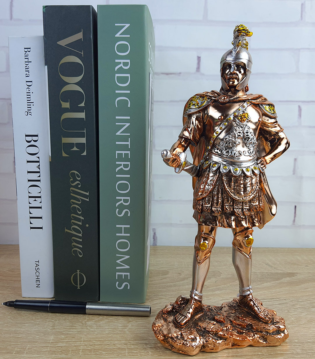 Статуэтка Воин римский Центурион , 24х11х8см, камень, металл 990