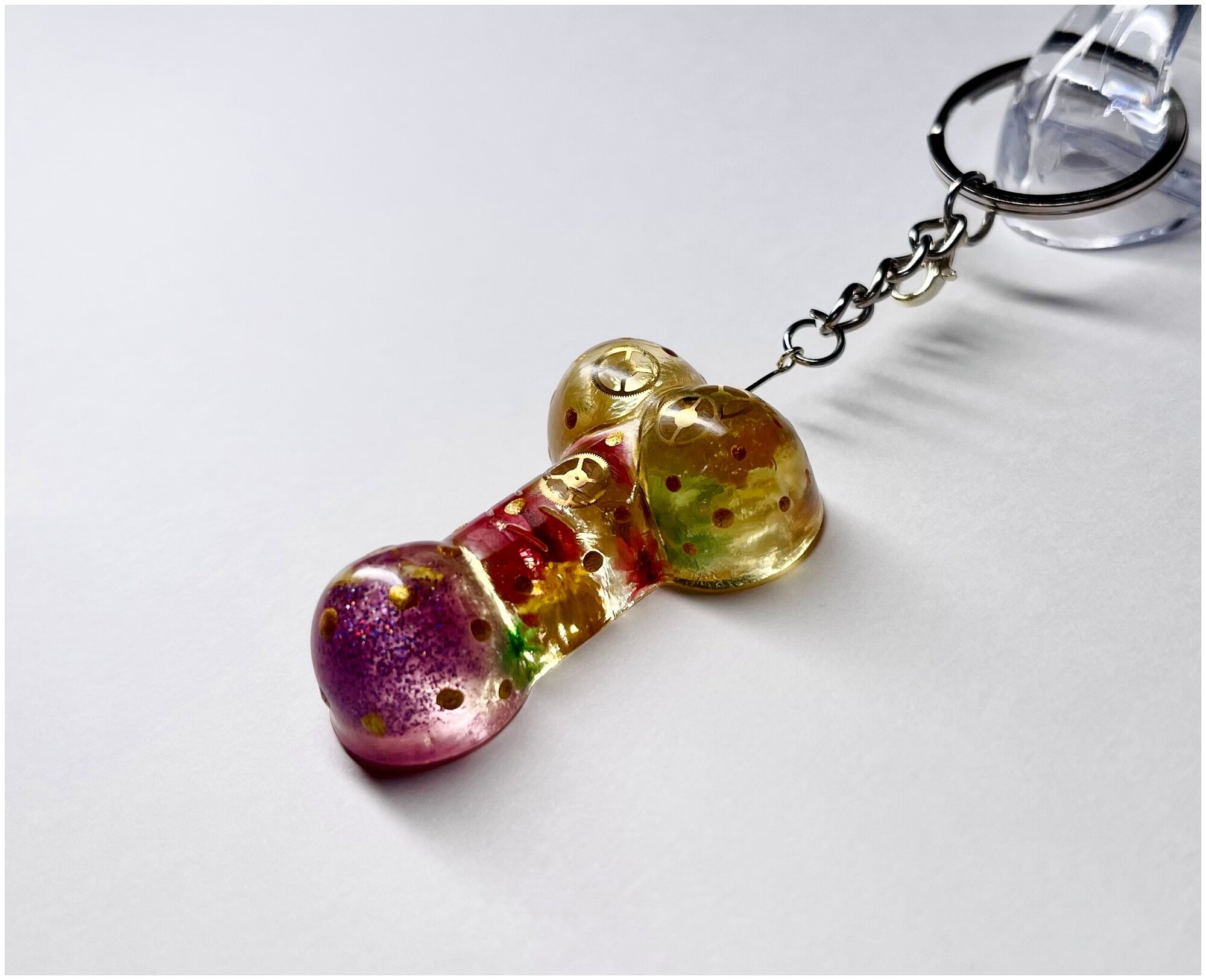 Креативный брелок в форме пениса, инкрустированный сухоцветами, часовыми механизмами и акрилом EVTUSHENKO ART.