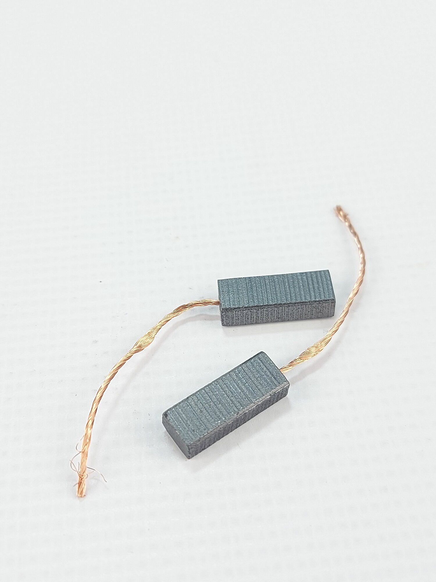 Щетка угольная 4х 6х15 (медный проводок, 35мм)