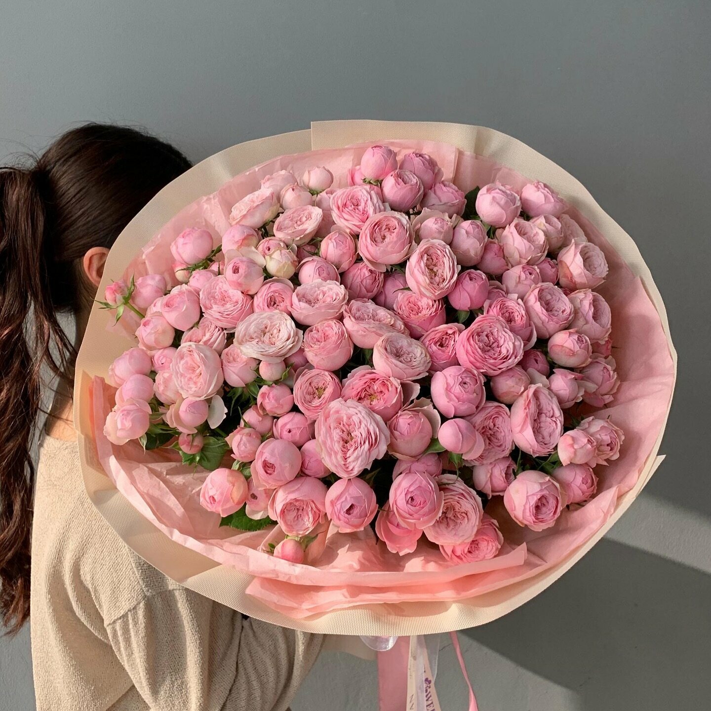 Букет из розовых кустовых роз, красивый букет цветов, шикарный, премиум цветы, премиум букет