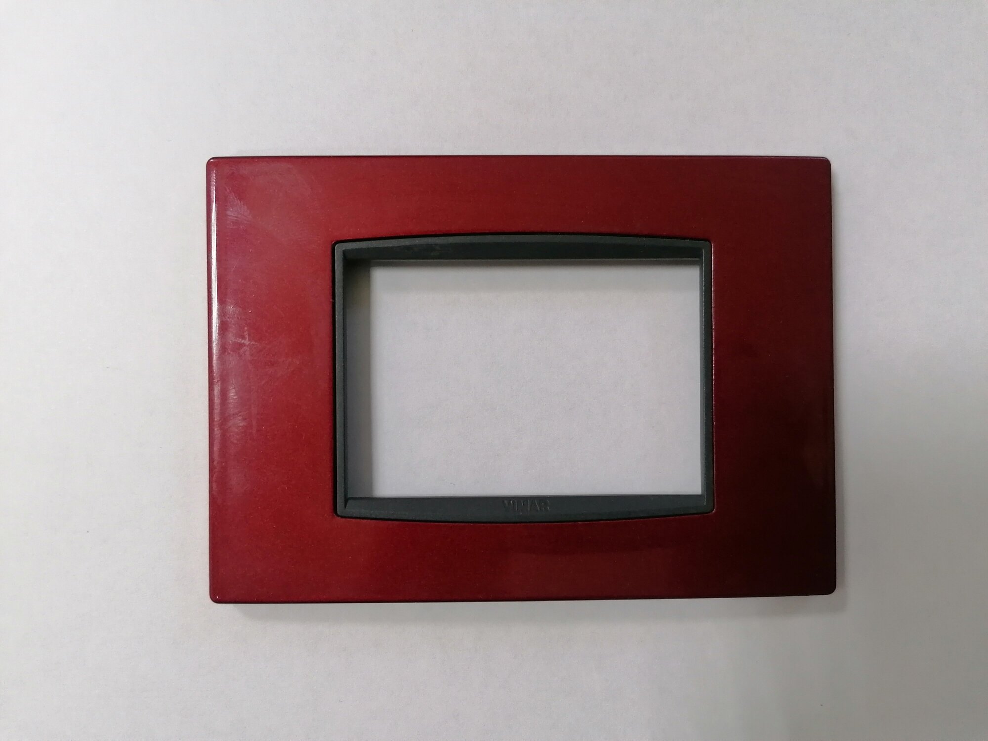 Рамка Eikon классика для 3 модулей красный империал металлик Vimar 20653.04