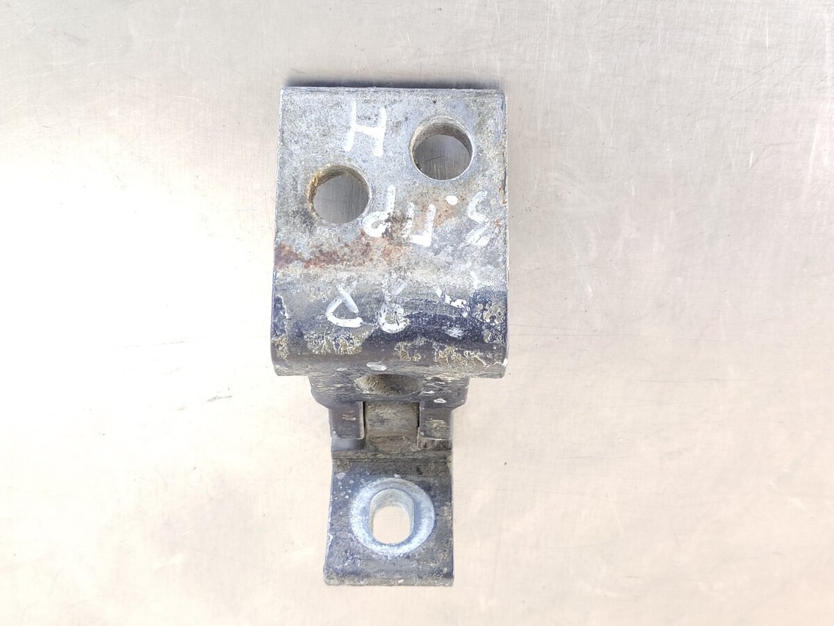 Петля двери задней правой нижняя VOLKSWAGEN Golf 3 1H0831404