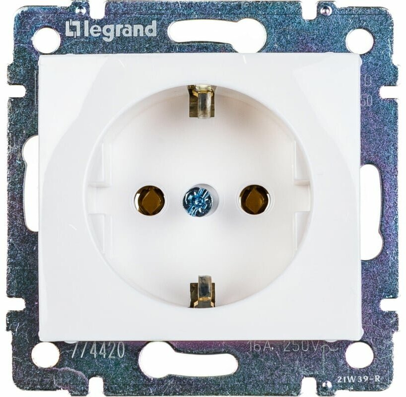 Legrand Valena одноместная розетка с заземлением белая 16 A 250 V для монтажа в стену