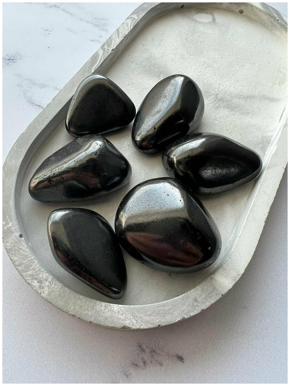 Шунгит шлифованный. Натуральный камень. Галтовка 30*40 мм. Упаковка 100 гр.