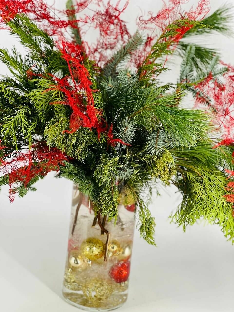 Новогодняя композиция в вазе, букет из еловых веток, пихты, нобилис и кипариса