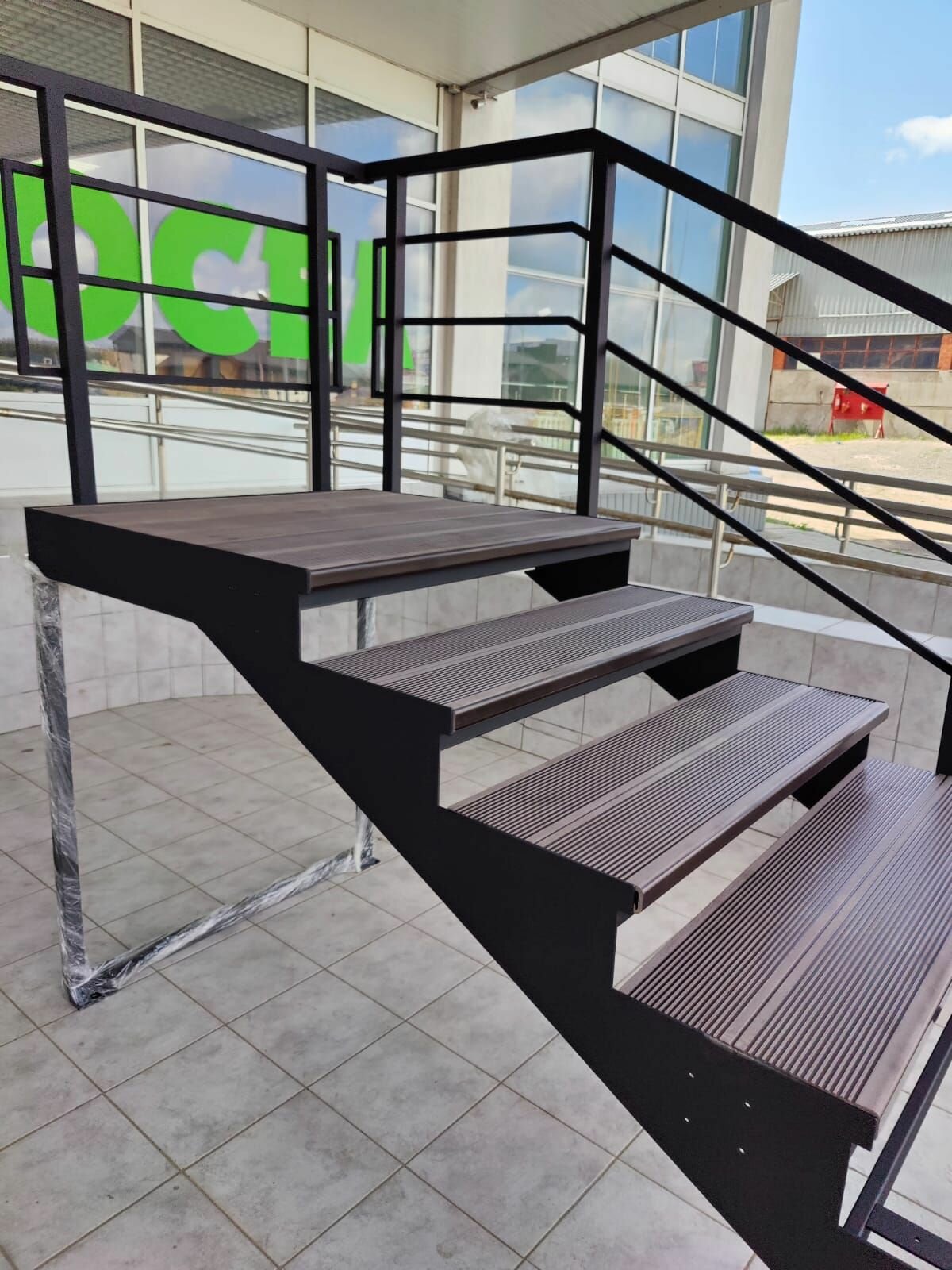 Лестница-крыльцо 8 ступеней и площадка , с ДПК, ограждения справа и с торца пдплощадки. Ширина 1 м, высота 1.44 м.