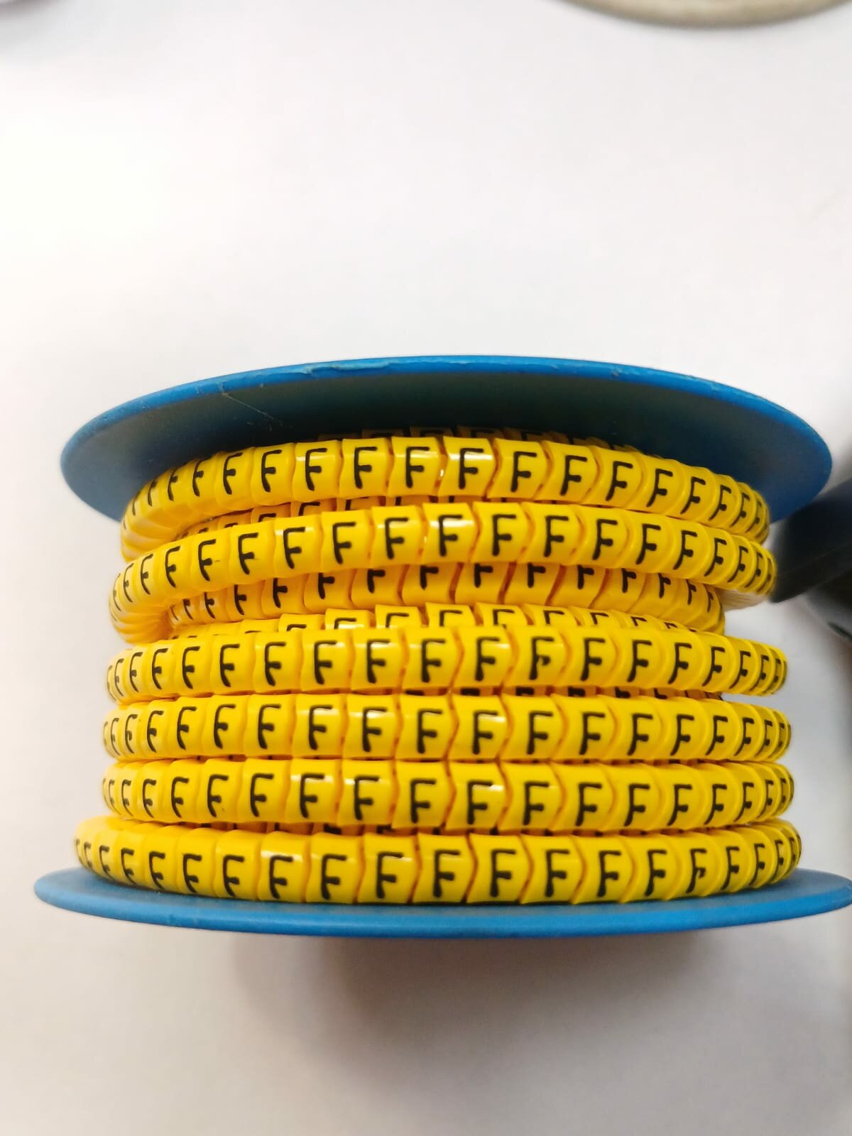 Маркировочное колечко DKC F AZO3FFBY, пластик, черное, на желтом, 1000 штук в упаковке