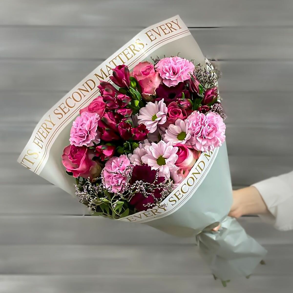 Букет из живых цветов гвоздик, роз и хризантем