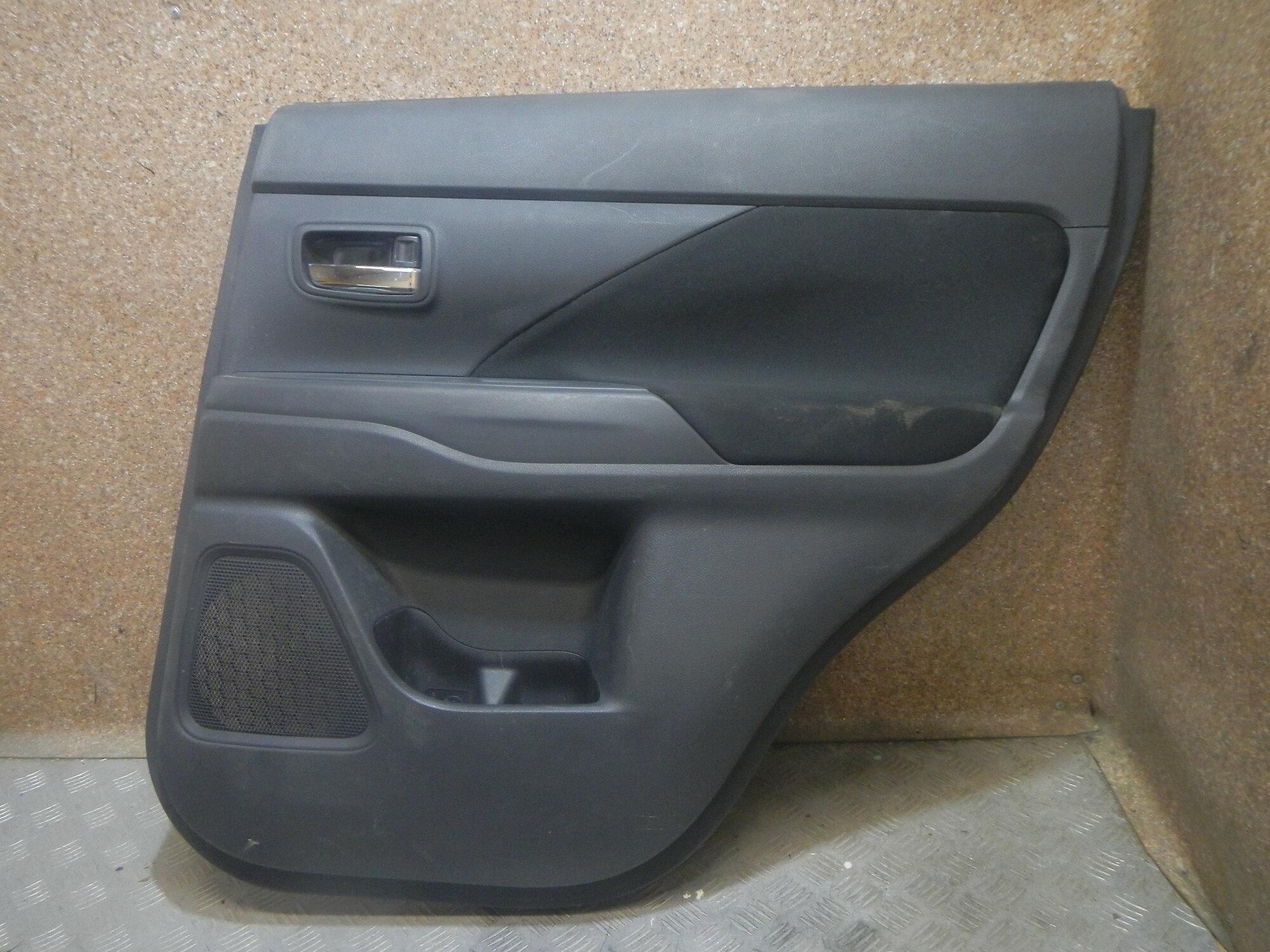 Б/У Обшивка двери задней правой, Mitsubishi (Митсубиси)-OUTLANDER (12-) MITSUBISHI OUTLANDER (12-) Царапины, потертости....