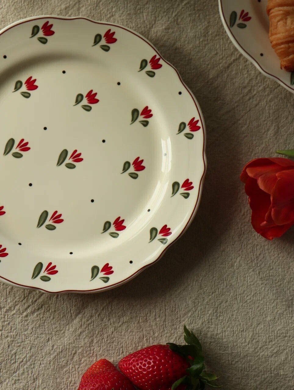 Тарелка обеденная "Тюльпаны", керамика, цвет бежевый с рисунком, диаметр 18см