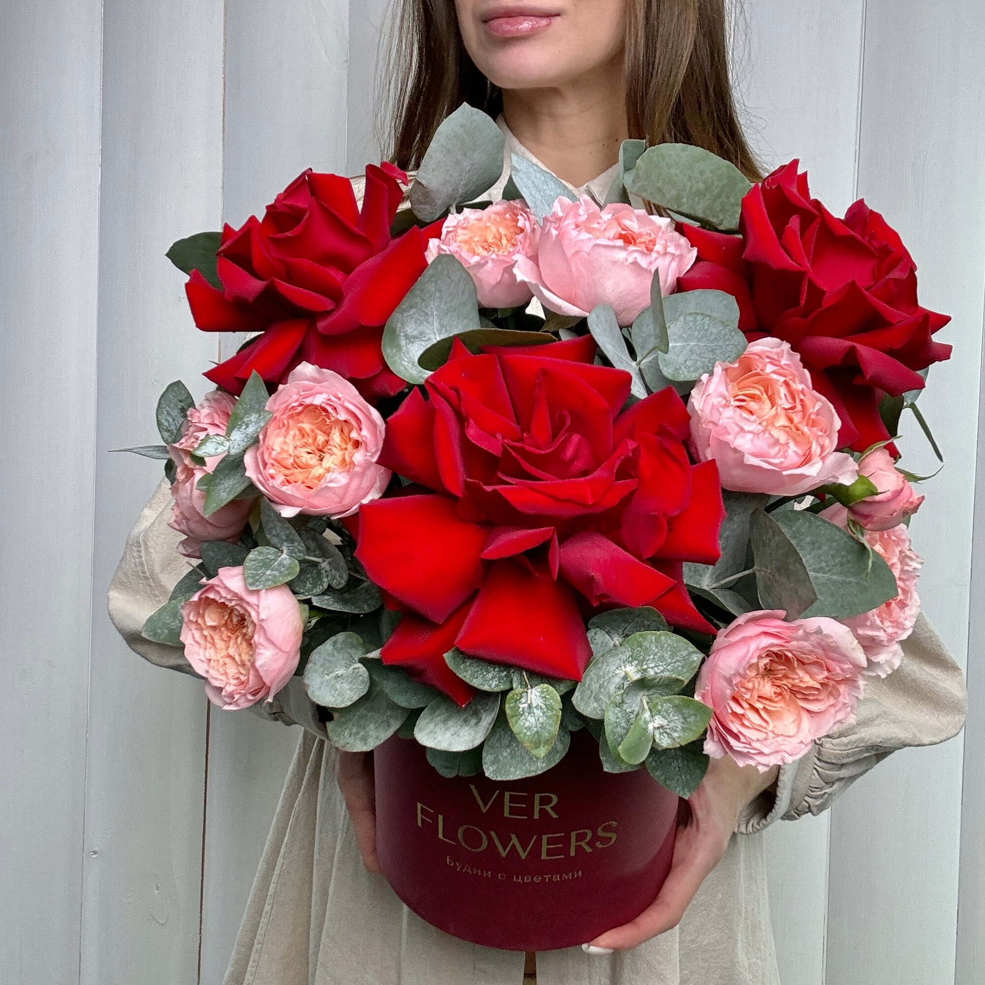 Французские розы с Джульеттой и эвкалиптом в коробке