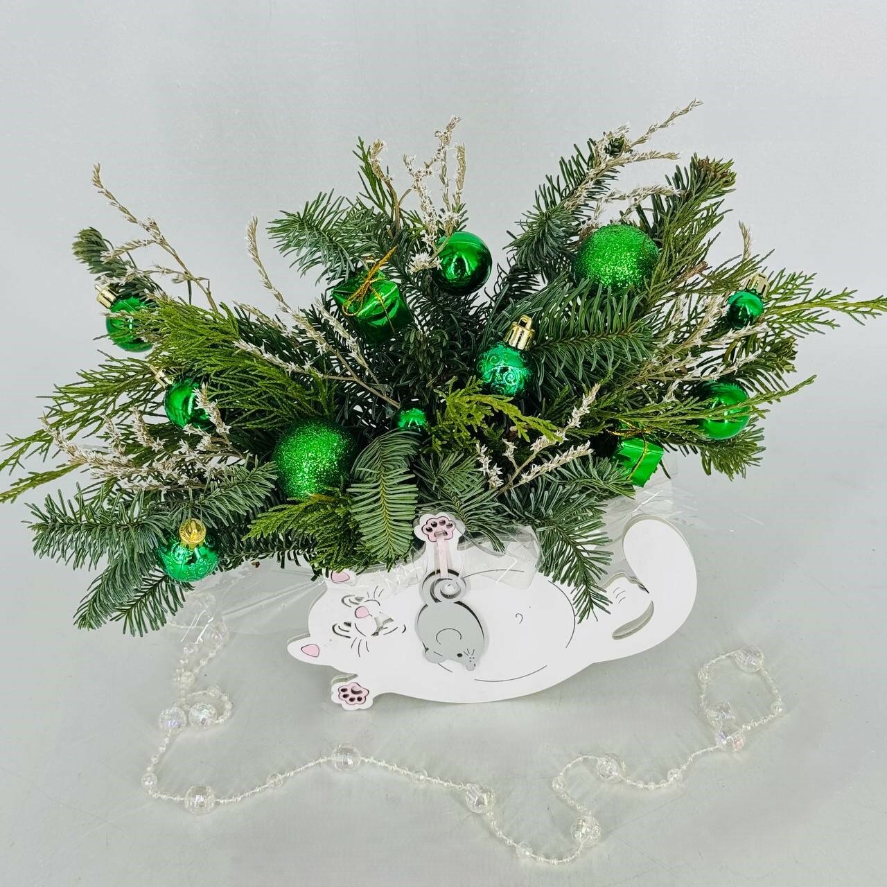 Новогодняя композиция, букет из нобилиса в фигурном кашпо "Белый кот с мышкой"