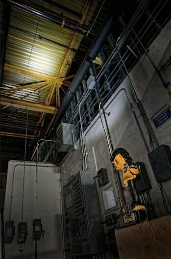 Фонарь DEWALT DCL043, пластик, питание от аккумулятора, 20 В, яркий свет, переноска — фото 1