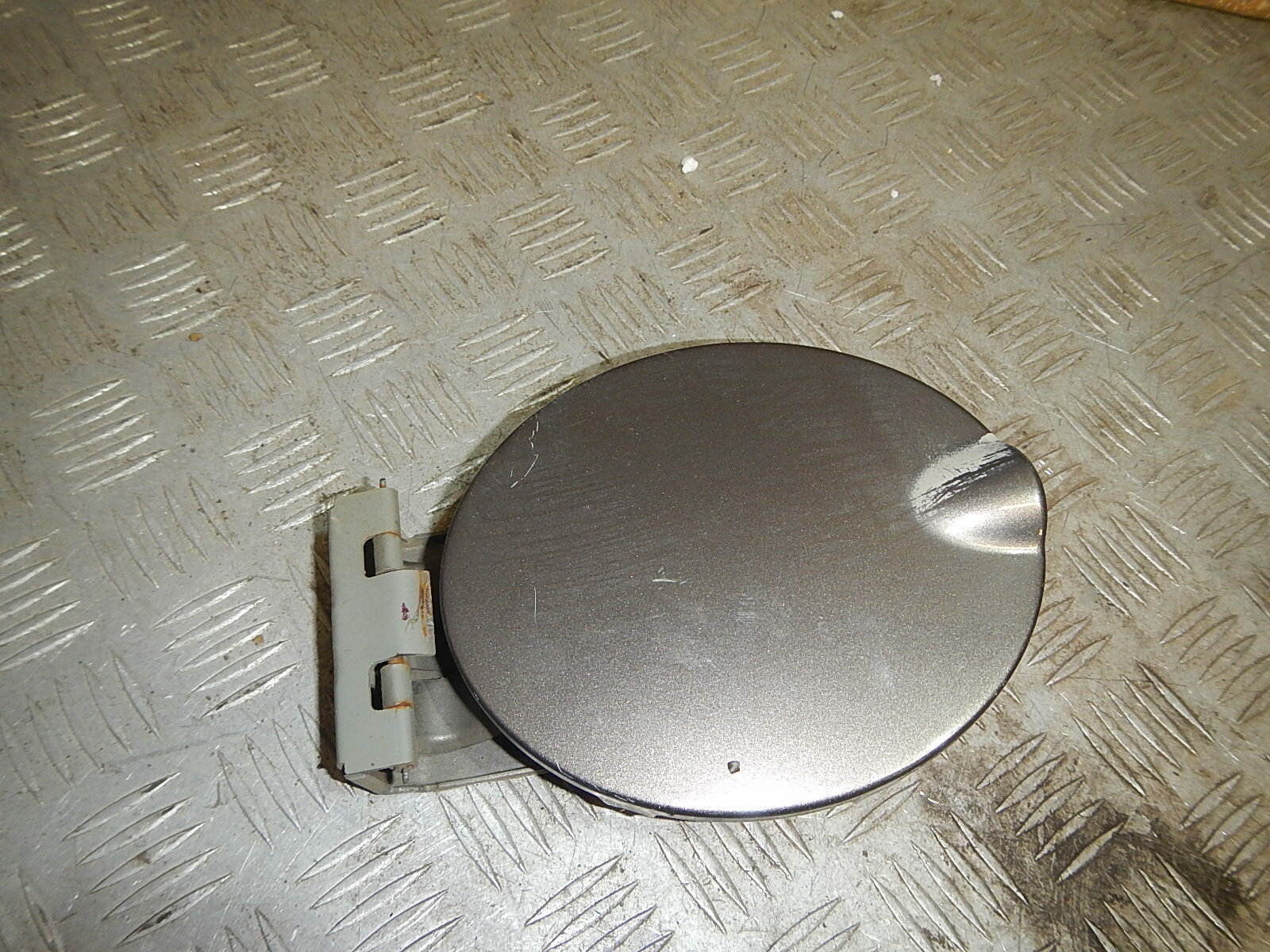 Б/У Лючок бензобака, ВАЗ (VAZ)-LADA KALINA (калина) LADA KALINA (Калина) Царапины. 589058 LADA арт. 21920841301010