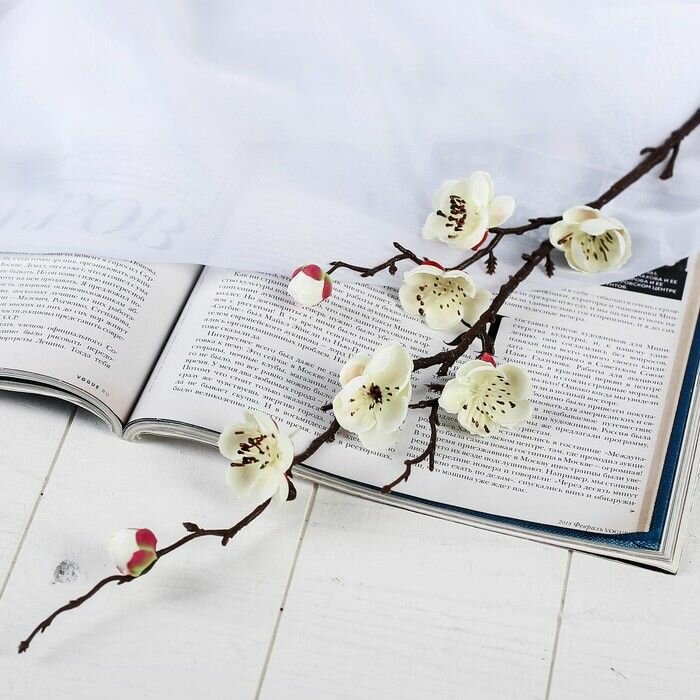 Цветок искусственный Poetry in flowers "Веточка сакуры" 2,5х42 см, белый