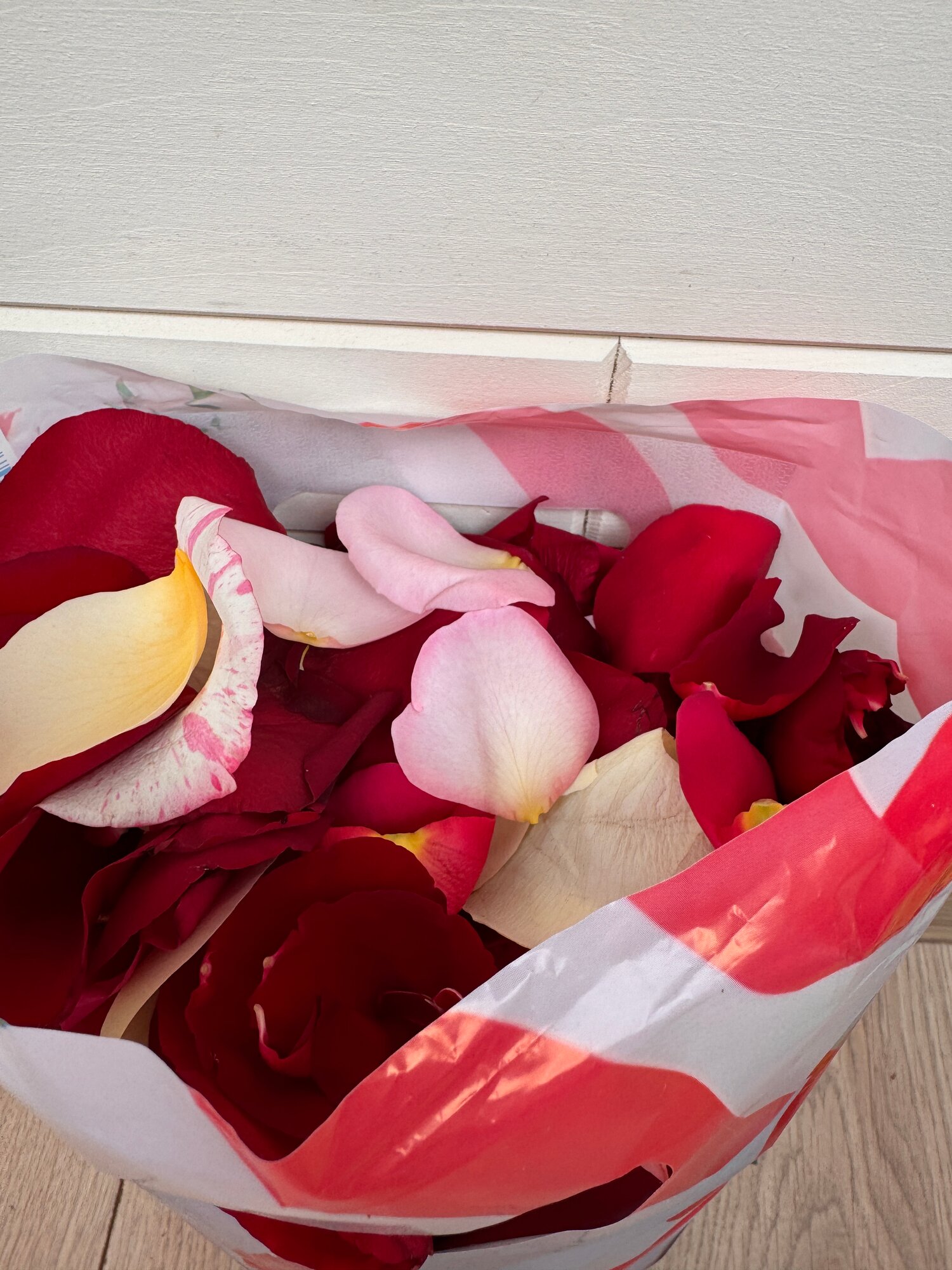 Лепестки роз 6 литров. Лепестки свежие и отборные. Для романтики и свадьбы