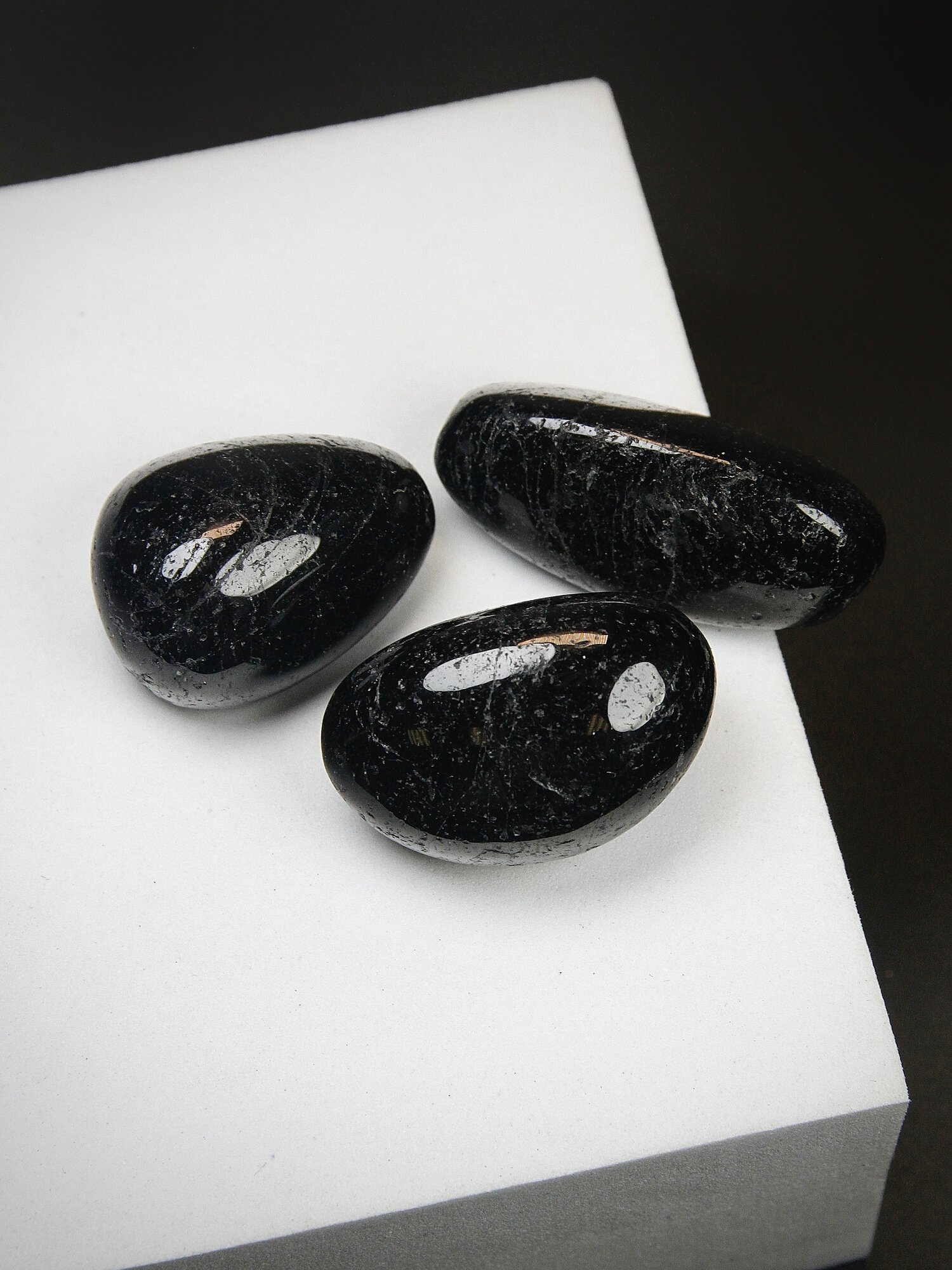 Оберег, амулет Турмалин черный (Шерл) - 2.5-3 см, натуральный камень, самоцвет, галтовка, 3 шт - наполняет энергий и создает не пробиваемый щит вокруг владельца