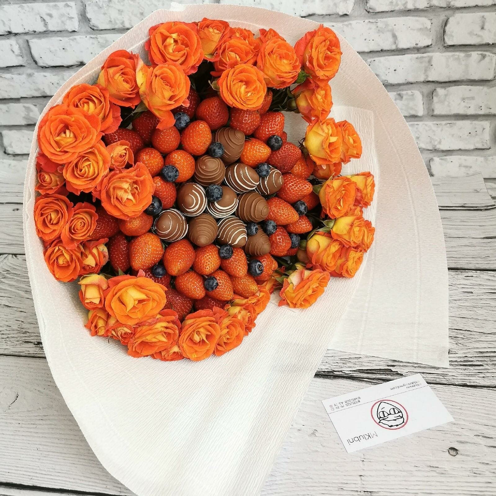 Fantasy ORANGE, из оранжевых кустовых роз с клубникой и голубикой — фото 1
