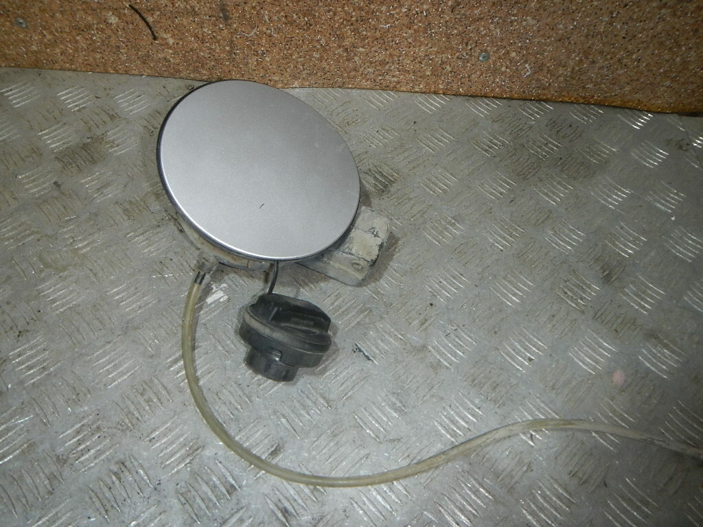 Б/У Лючок бензобака, Volkswagen (Фольксваген)-POLO (SED RUS) (11-) VOLKSWAGEN POLO (Sed RUS) (11-) В сборе,с крышкой. Сло...