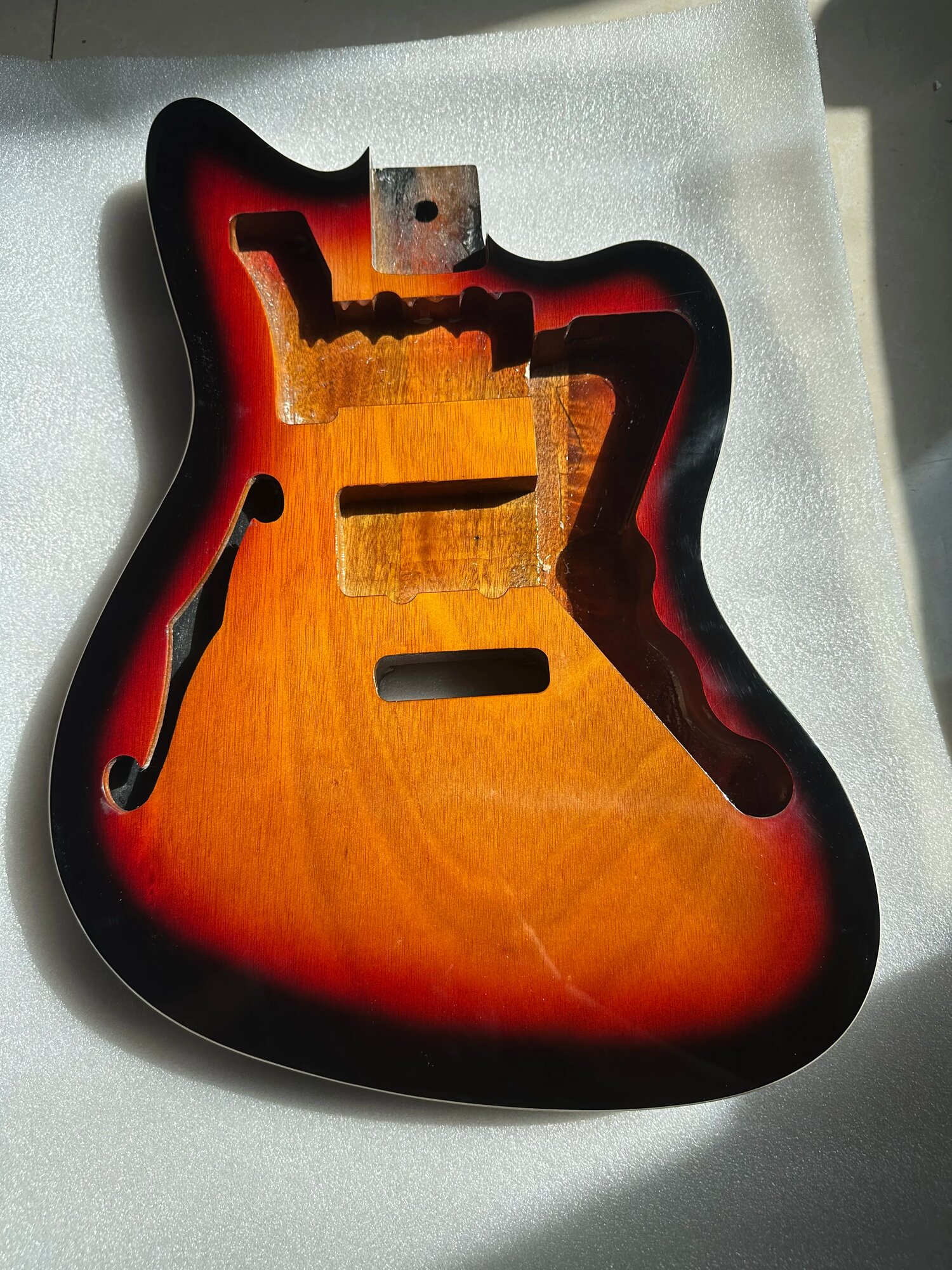 Корпус гитары из африканского красного дерева с F-отверстием и краем, необработанная глянцевая отделка, деталь для мастеров своими руками, стиль яйца, большие царапины, эффективность