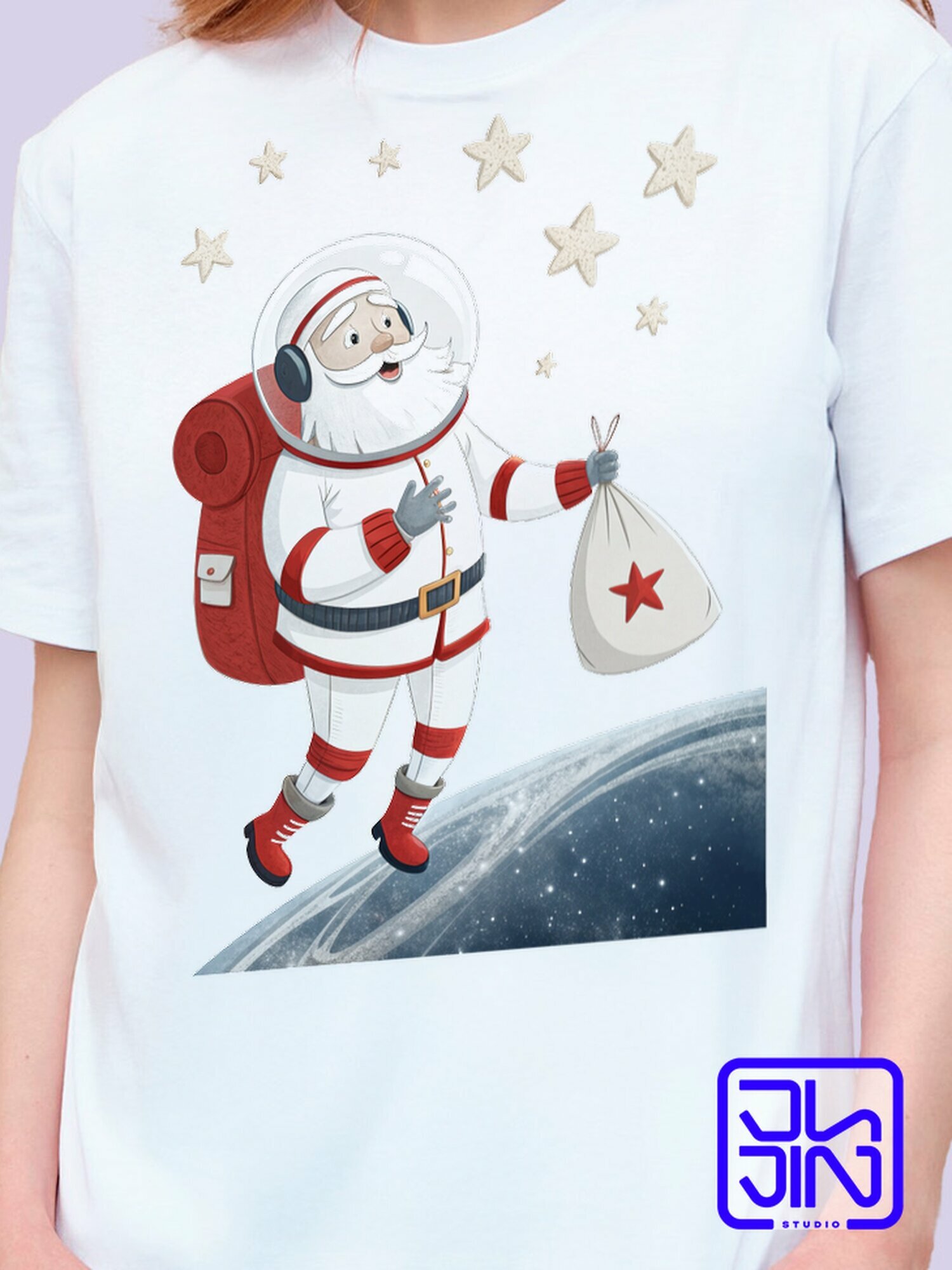 Футболка классическая женская с авторским принтом Смешной астронавт санта в белом и красном костюме летит по необычному космосу, белый хлопковый трикотаж с прикольным рисунком на груди