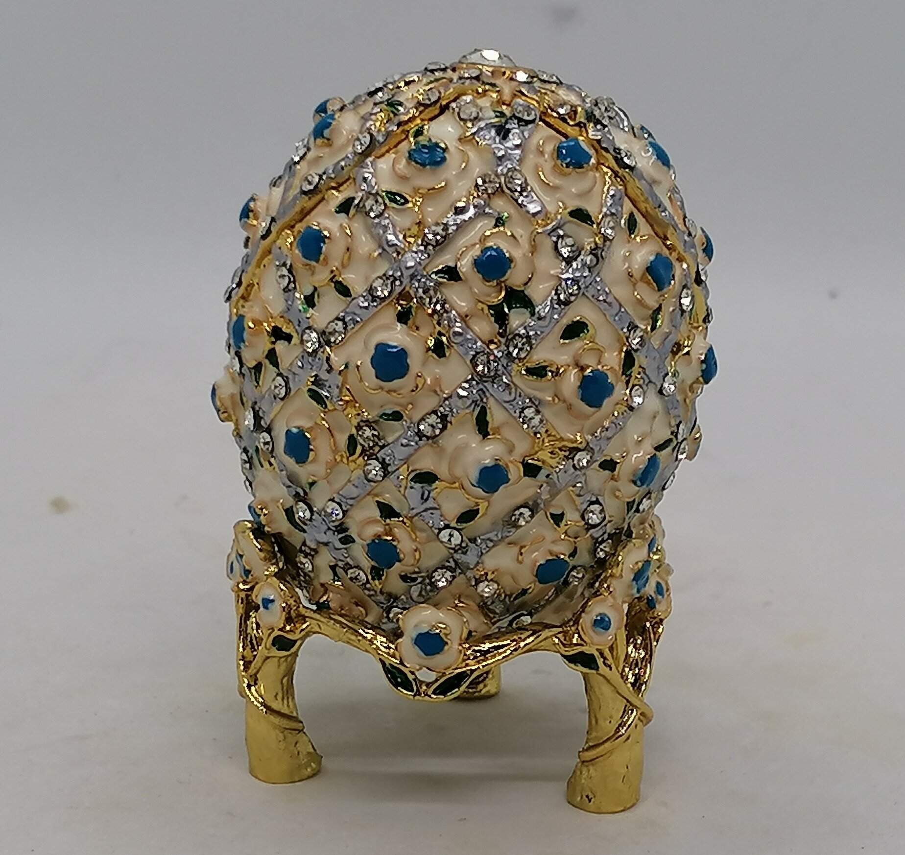 Яйцо Фаберже сетка с цветами и стразами на подставке, малое, арт 3144, белое.