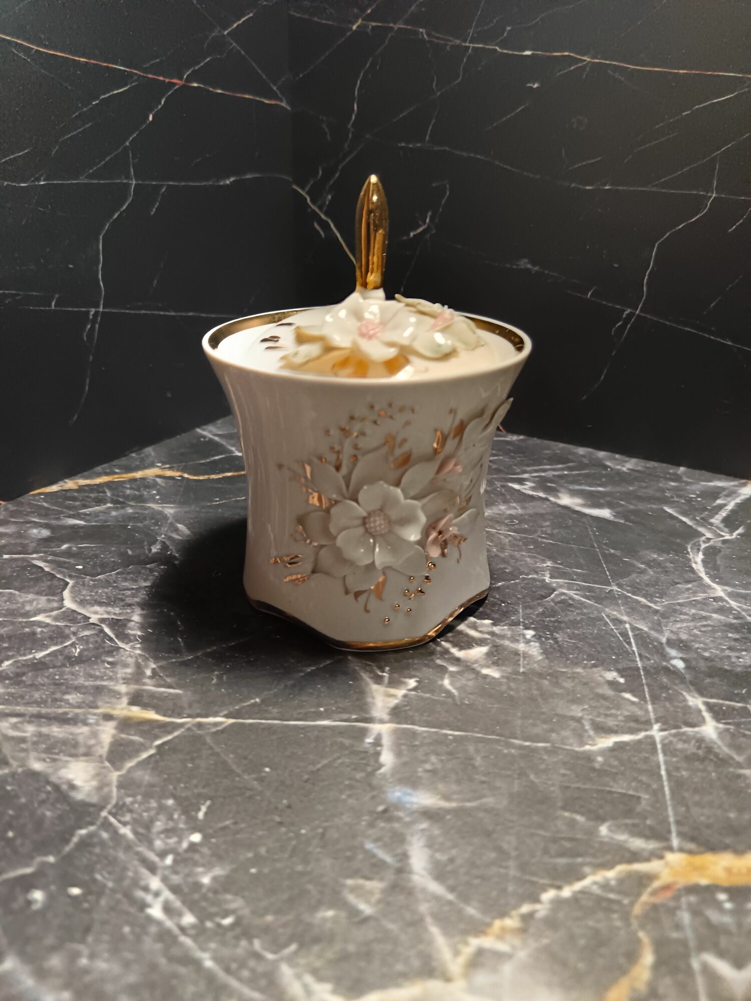 Шкатулка с лепниной и позолотой, Кисловодский фарфоровый завод, винтажная