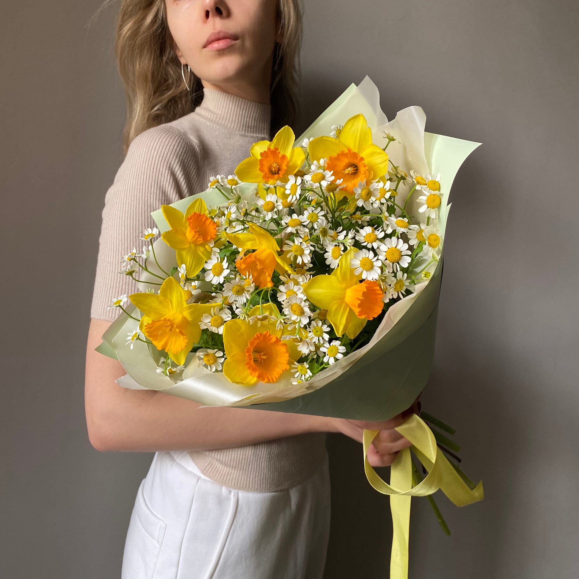 Яркий солнечный букет с нарциссами и кустовыми ромашками. Veresk 900