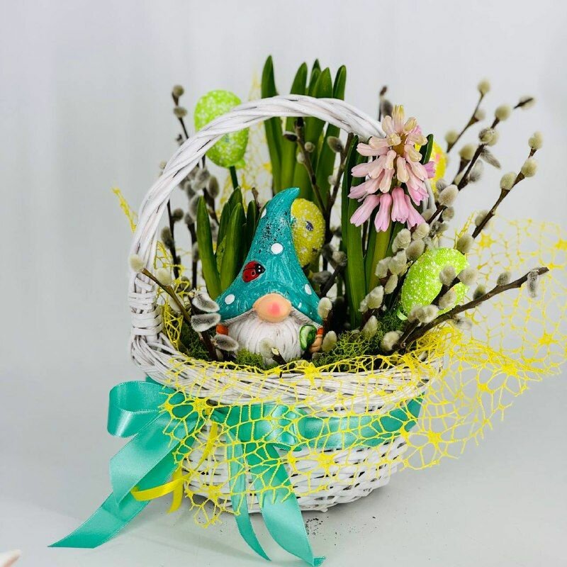 Композиция из первоцветов ароматных гиацинтов с вербой в корзинке с гномиком