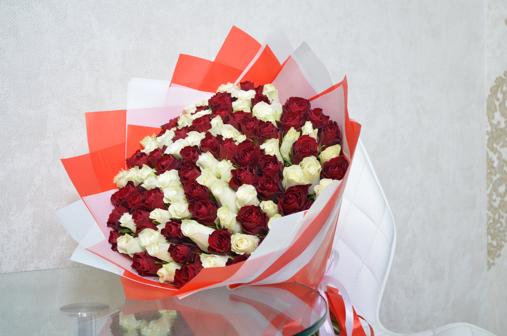Букет Lavie Flowers "Красные и Белые", 101 красная и белая роза, монобукет, размер XL