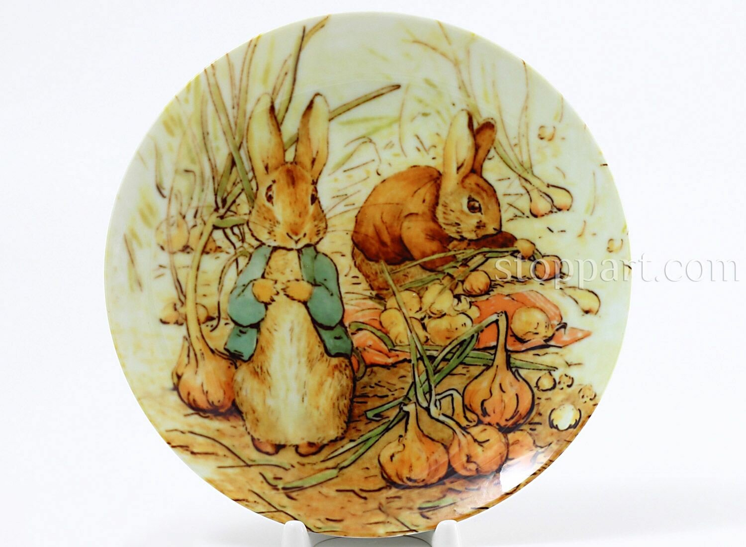 Декоративная тарелка Поттер Беатрикс Кролик Питер и Бенджамин Банни на луковой грядке