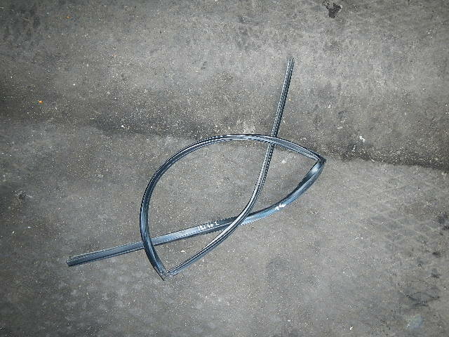 Б/У Уплотнитель стекла двери задней левой, Mazda (Мазда)-6 (GG) (02-07) MAZDA 6 (GG) (02-07) с разбора целый 121302 MAZDA...