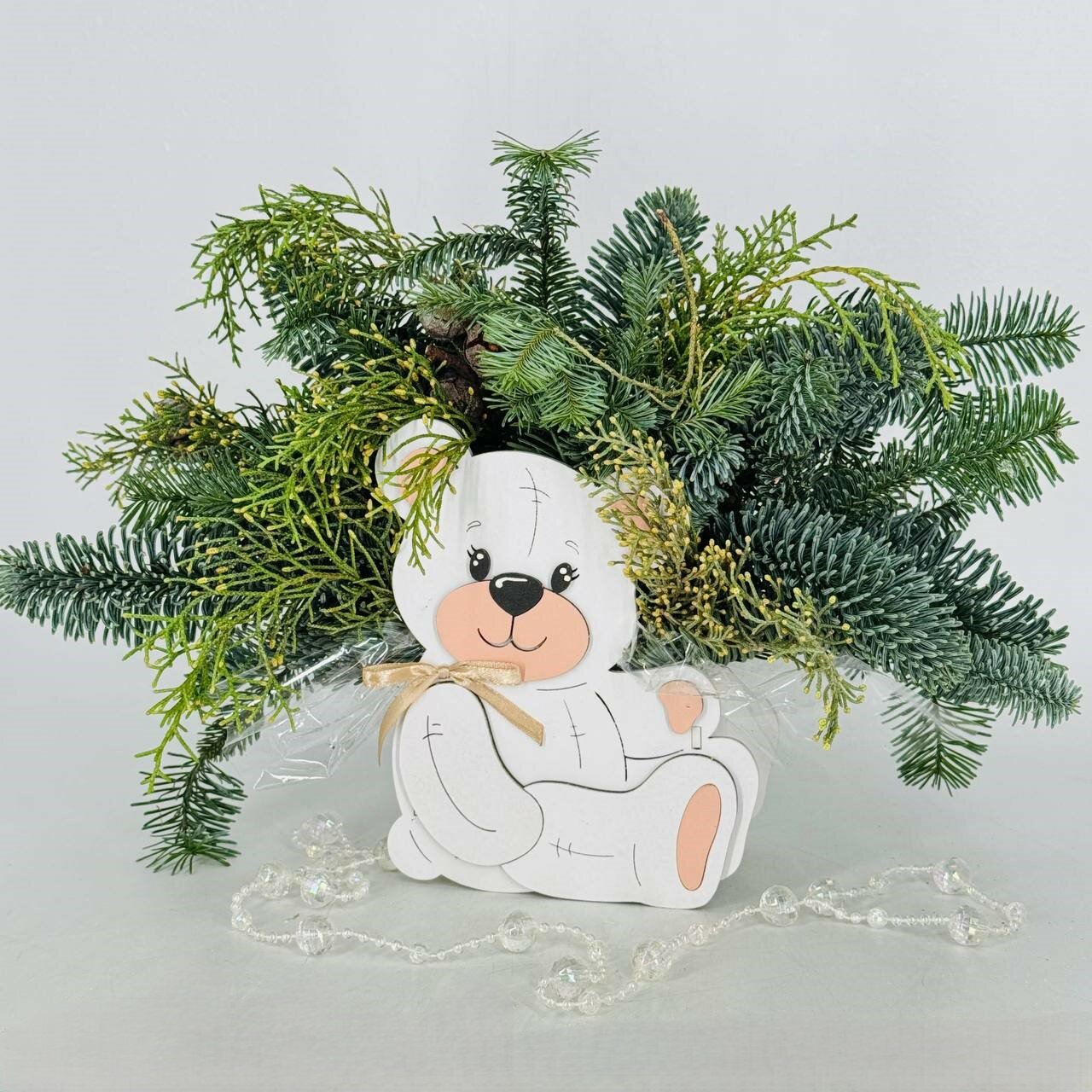 Зимний интерьерный букет из натуральной хвои нобилис в фигурном кашпо "Белый медвежонок"