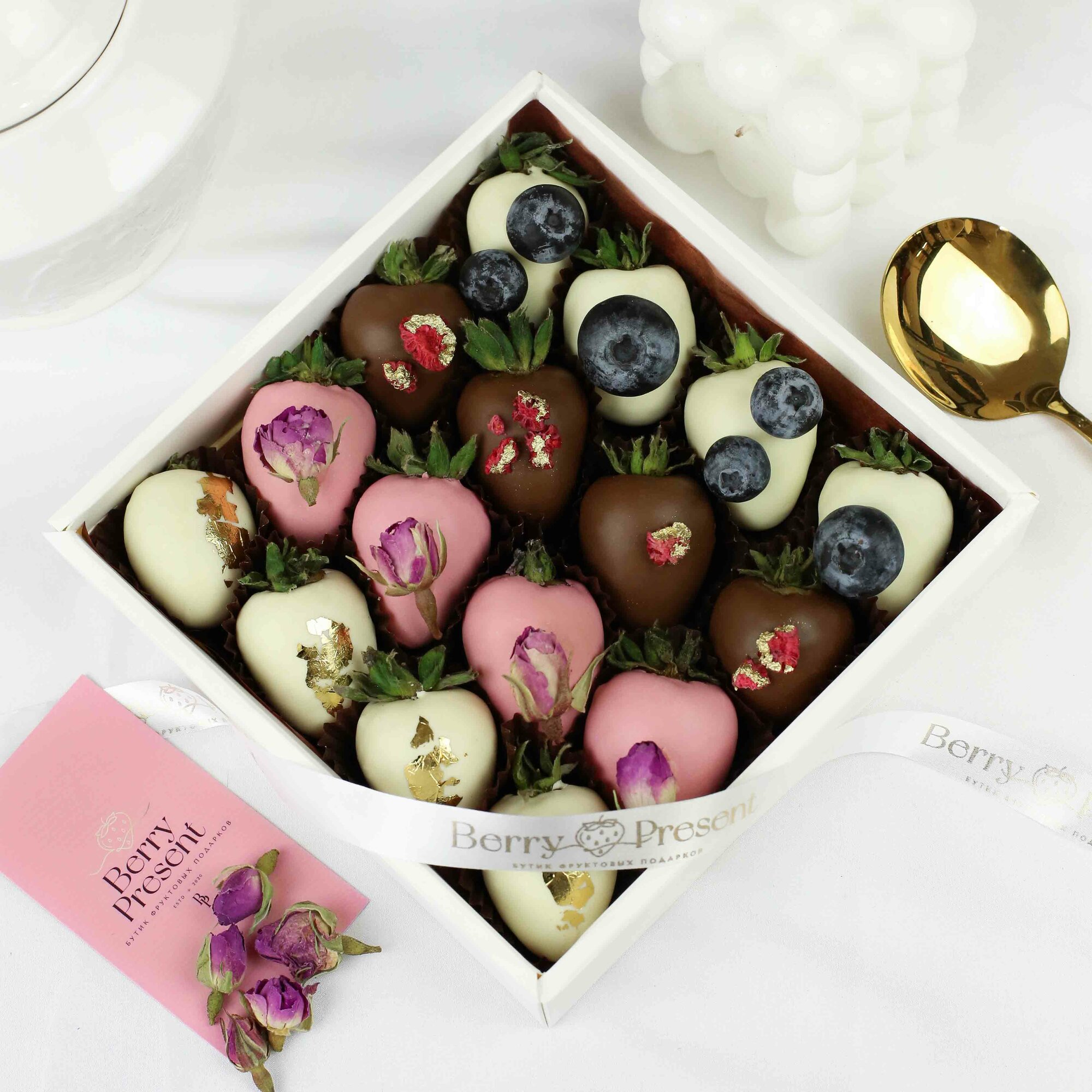 Клубника в шоколаде в коробке набор "Rose", в подарочной коробке 16-20 штук