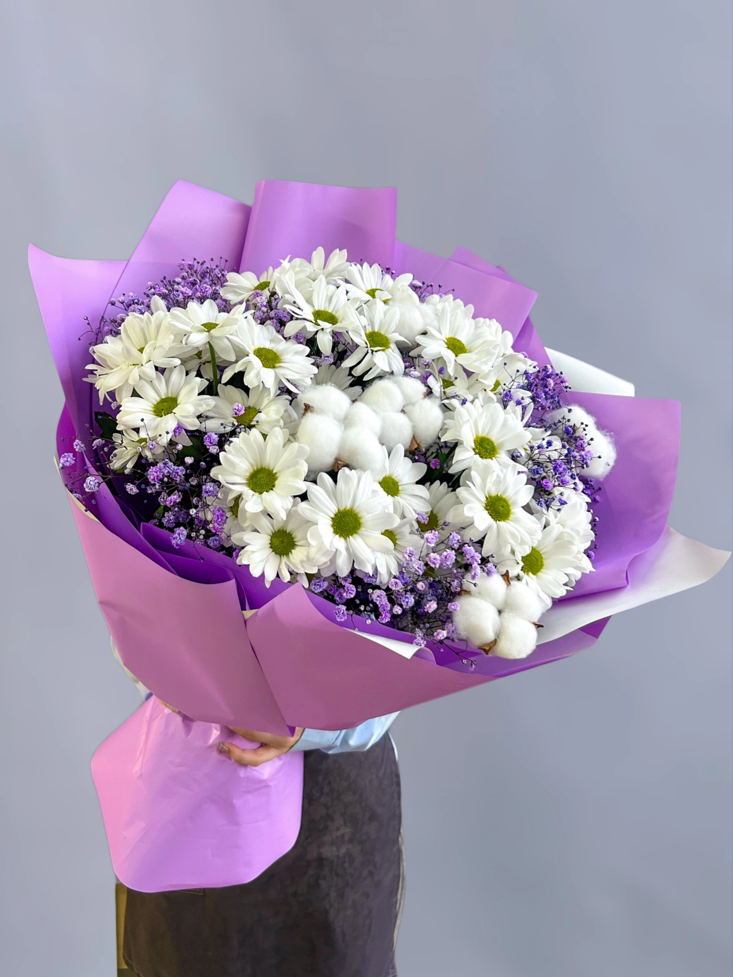 Сборный Букет с хризантемой, гипсофилой и хлопком в дизайнерской упаковке
