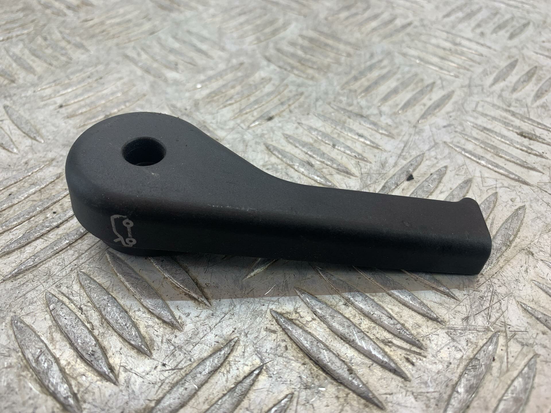 Крюк капота Land Rover Discovery 3 L319 2007