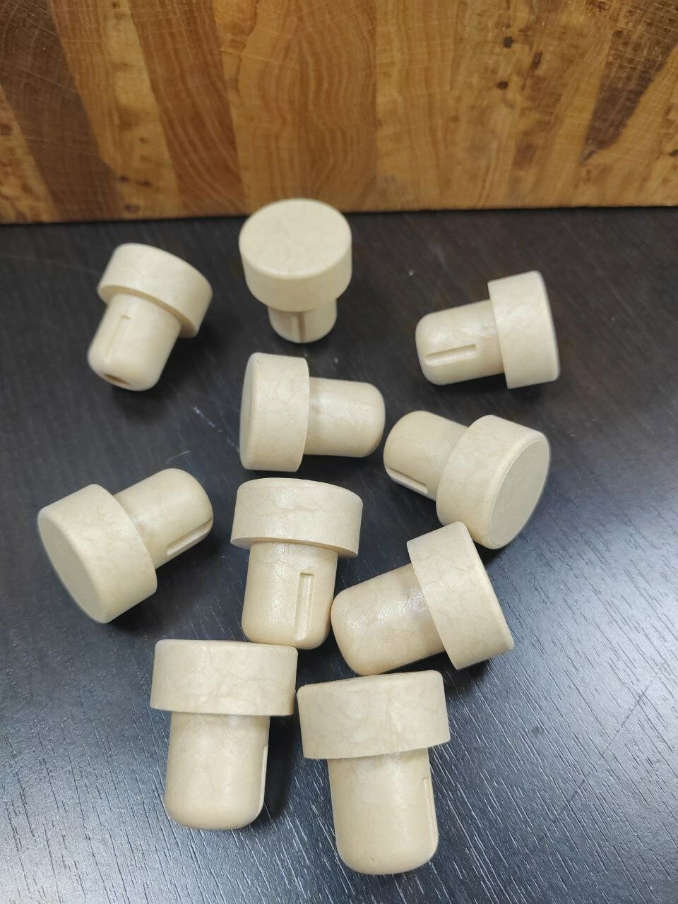 Пробка для бутылки Камю, Т-образная, бежевая, полимерная (10 шт.), для бутылки с горлом 19,5 мм.