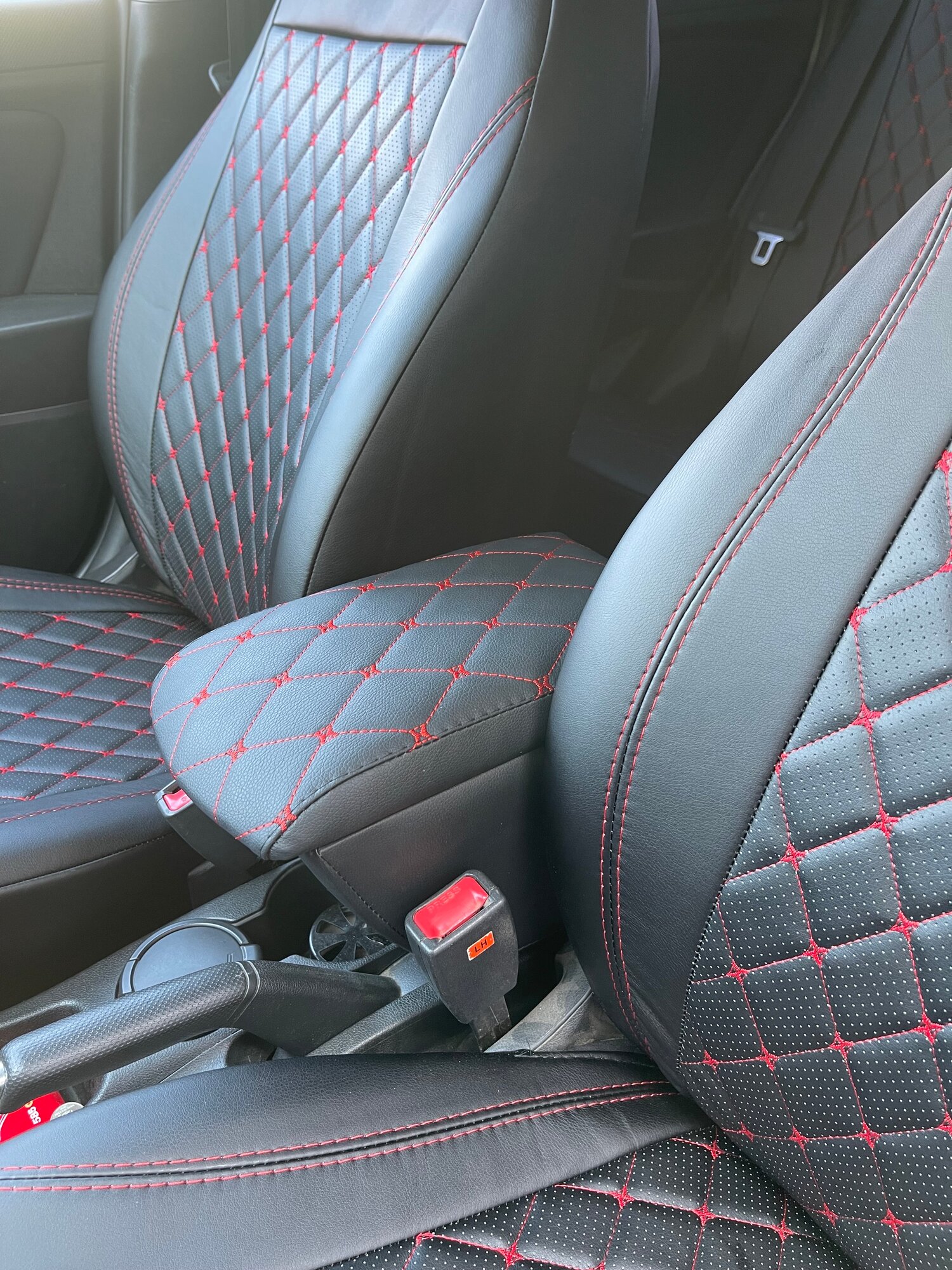 Подлокотник - бар для KIA Rio III c 10-17г. Экокожа, черный, красная строчка.