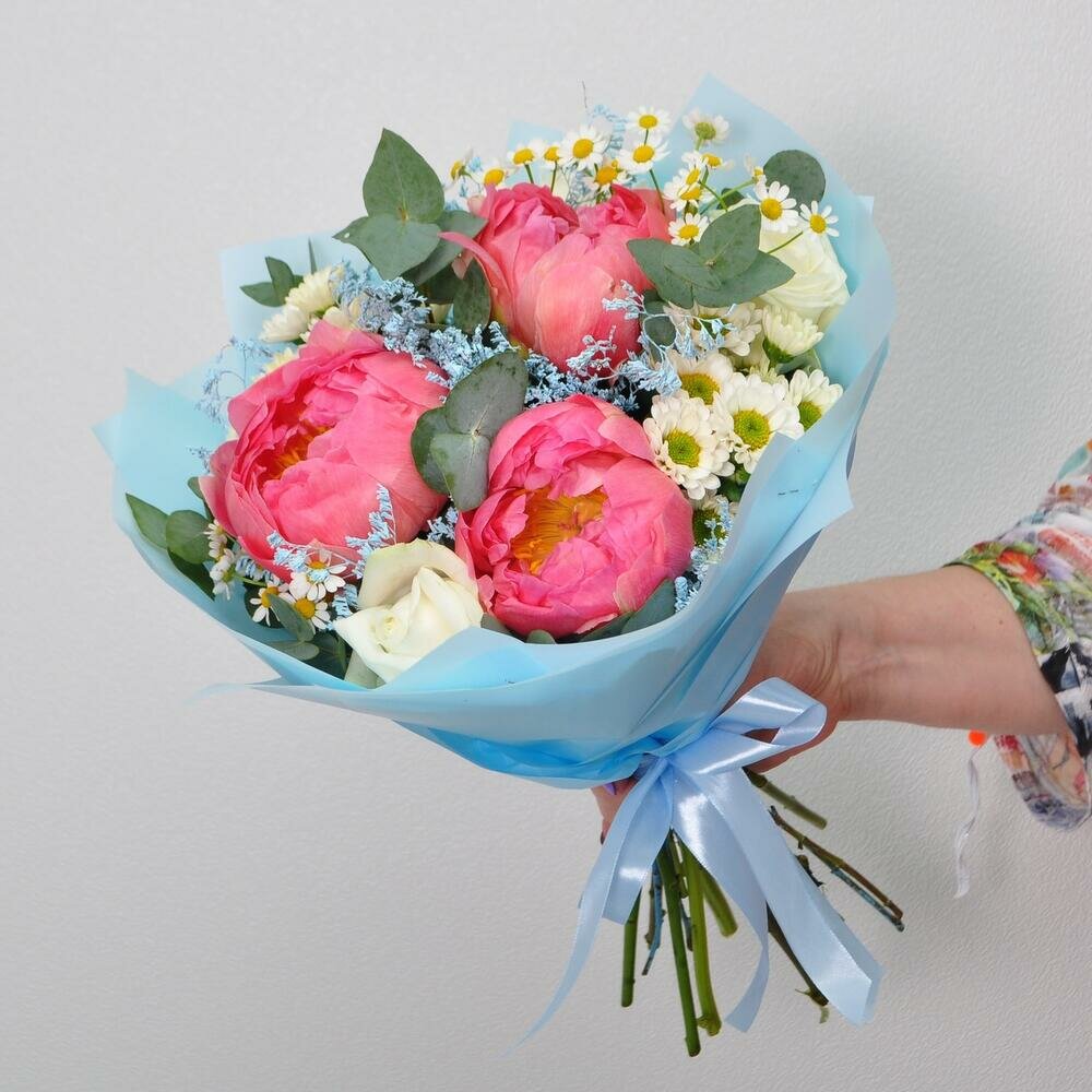 Букет "Корал Сансет", коралловые пионы и розы, 11 цветов, размер S