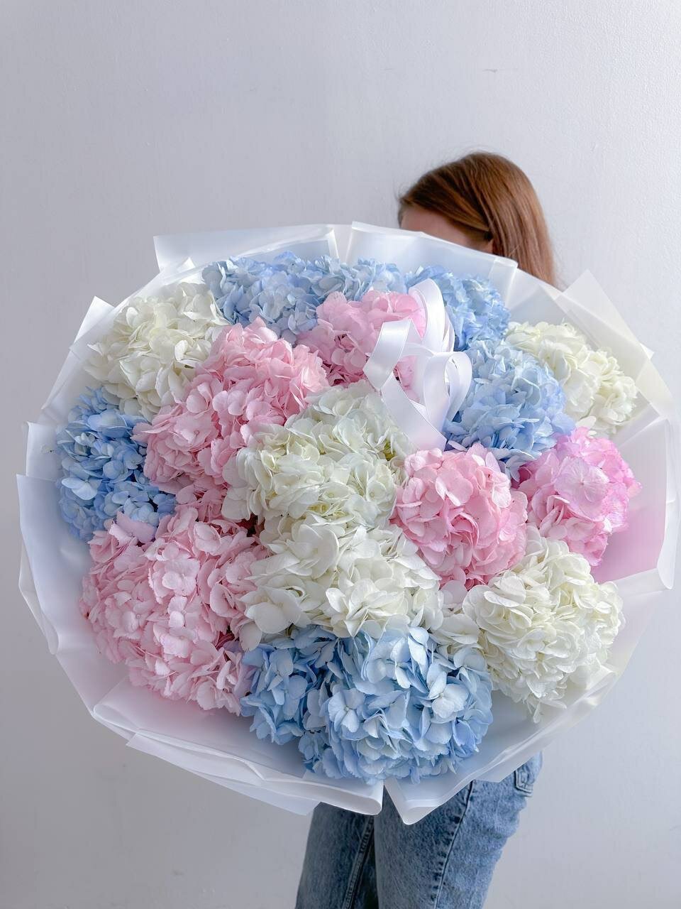 Пышный букет облако из ароматных гортензий белого, голубого и розового цвета 15 шт. от FlowersGo