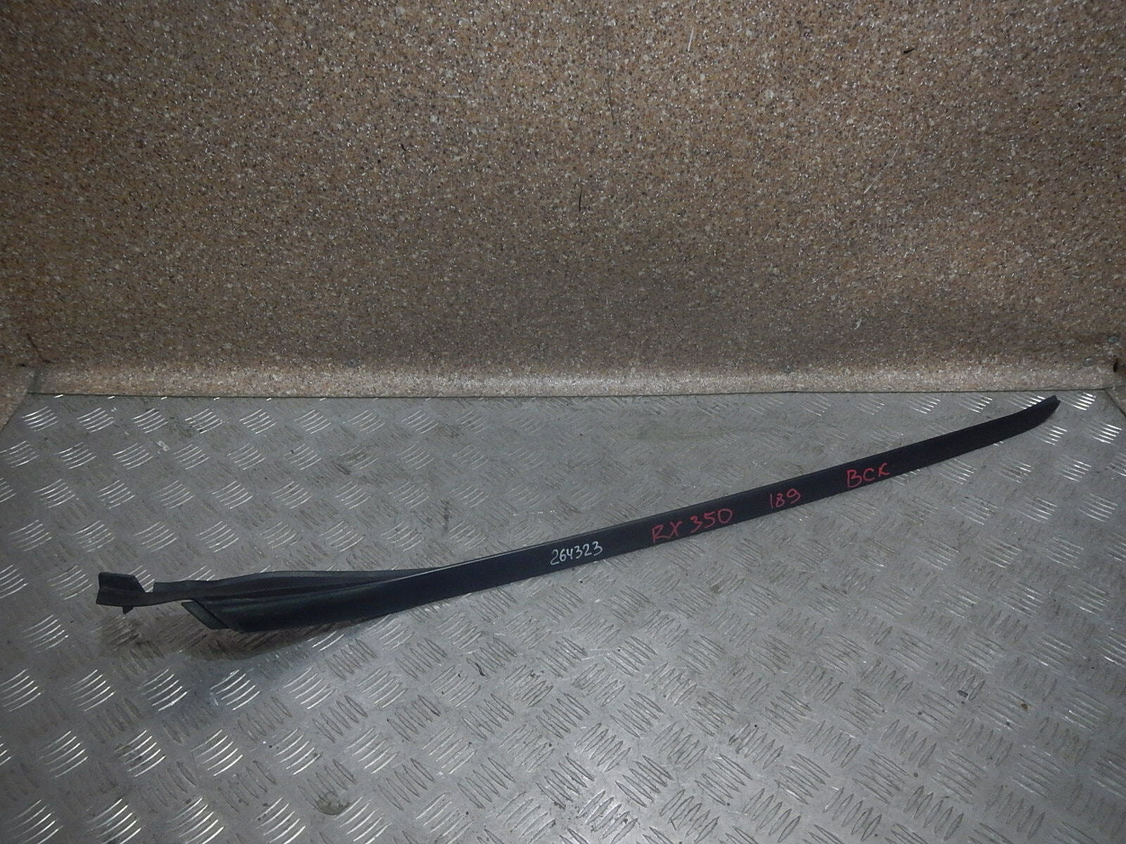 Б/У Молдинг лобового стекла, Lexus (Лексус)-RX (15-) LEXUS RX (15-) левый Царапины. 264323 TOYOTA арт. 7553648010