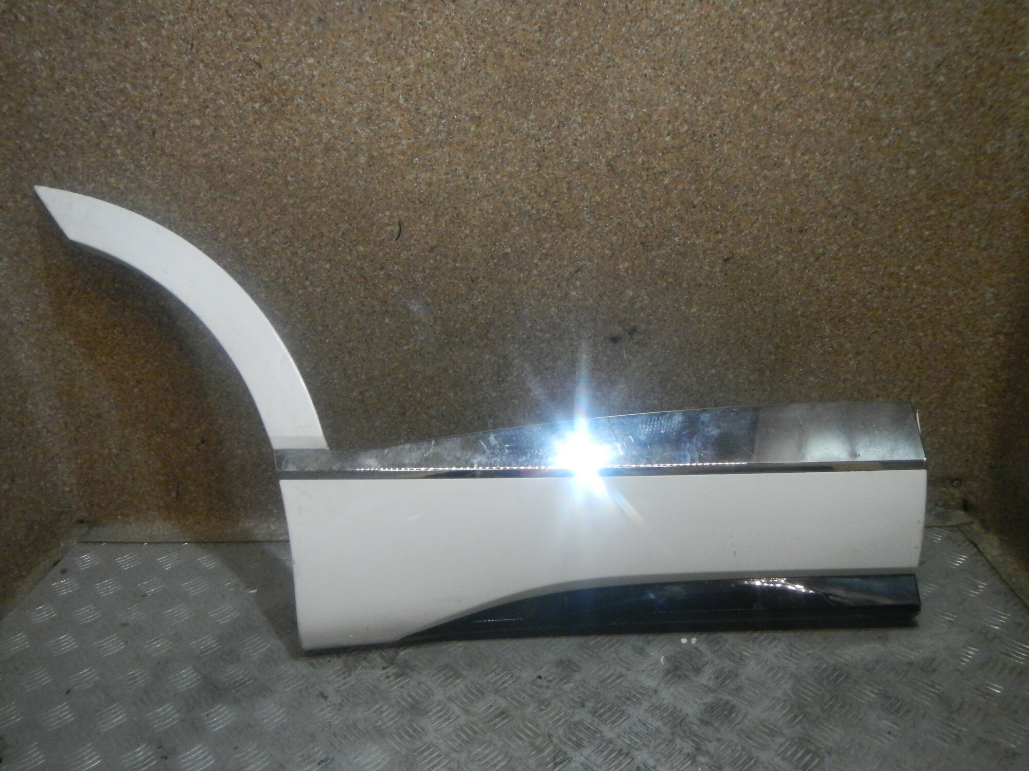 Б/У Молдинг двери задней правой, Genesis (Дженесис)-GV80 (20-) Genesis GV80 (20-) Царапины, трещина, скол. 562711 Genesi...