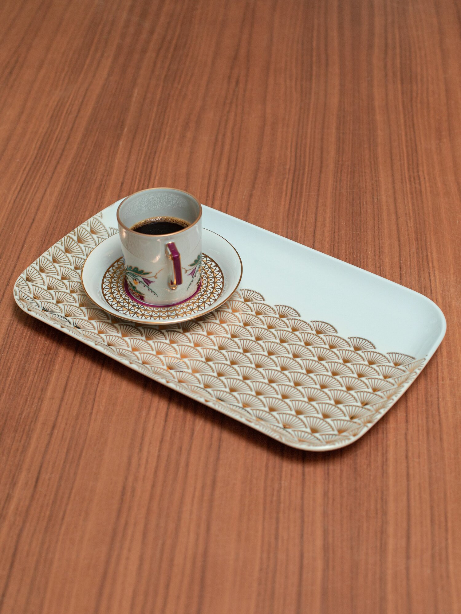 Поднос керамический, декорированный золотом "Saint Peterburg" Eazyentials