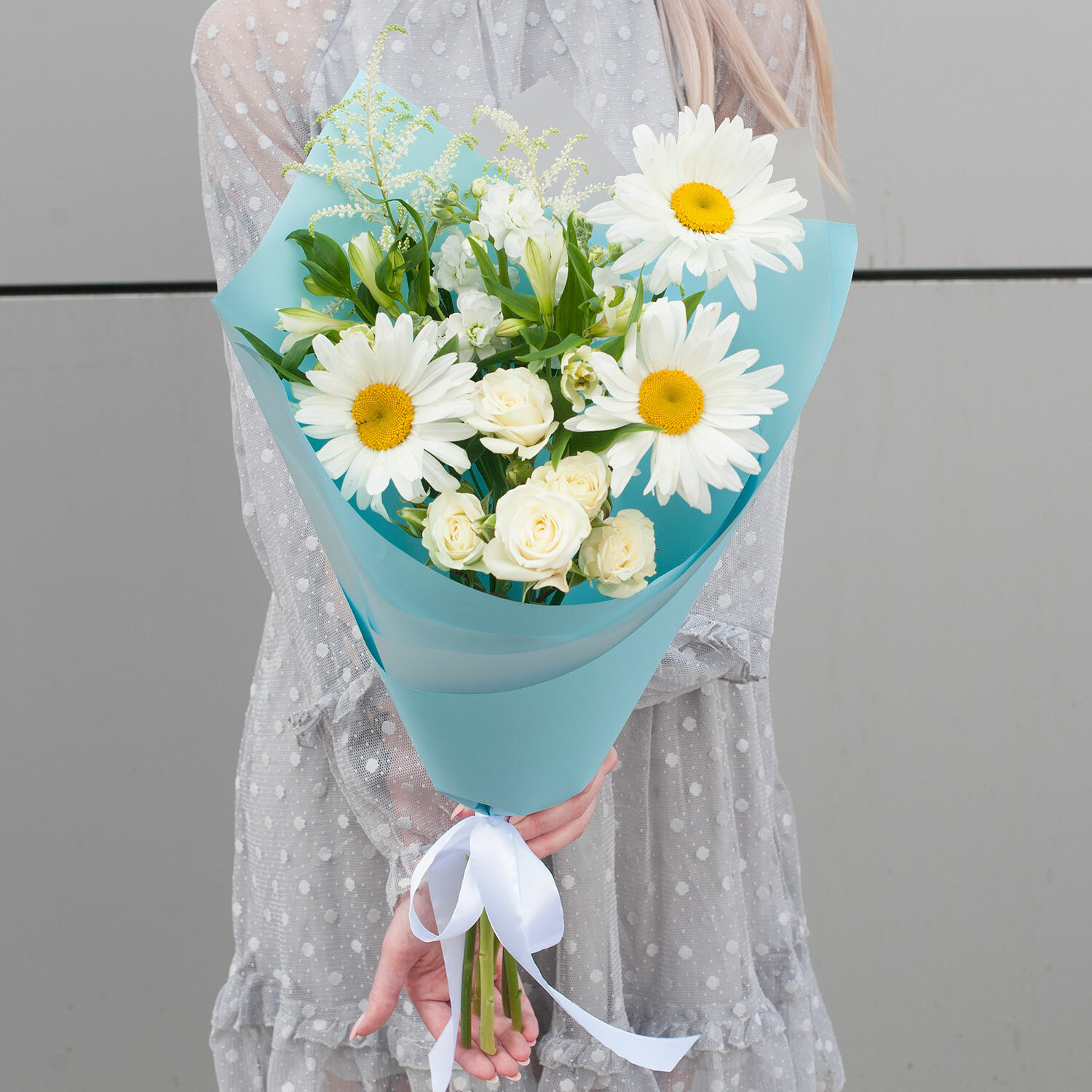 Букет из ромашек, астильбы, маттиолы, кустовой розы "Летний коктейль"