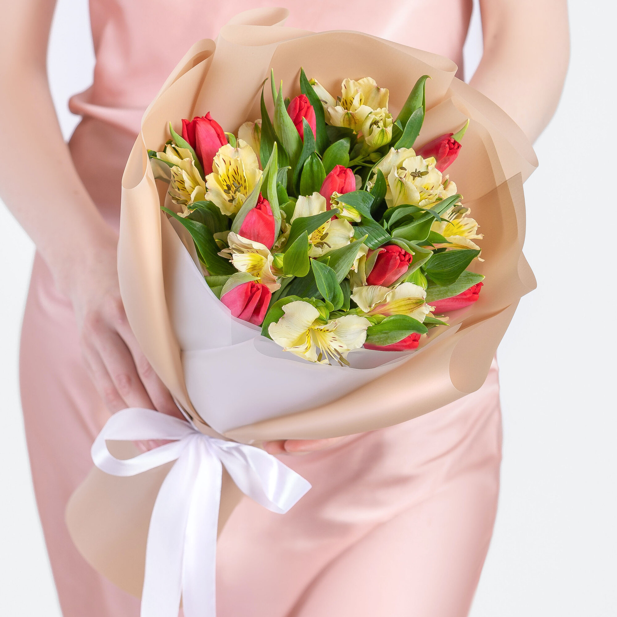 Дуо-букет Мегацвет24 "Тюльпаны и альстромерии", красный/белый, дизайнерская упаковка