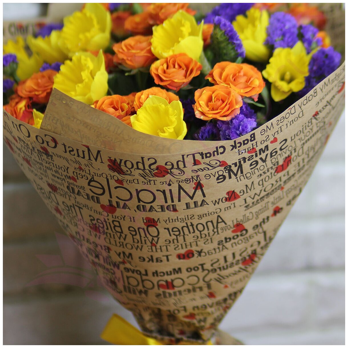 Букет живых цветов Flor-Pro Flowers из нарциссов и кустовых роз "Клубок страстей" — фото 1