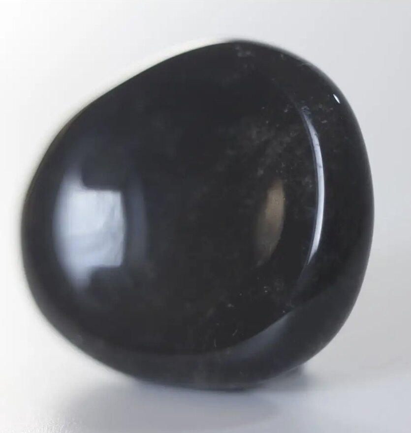 Обсидиан серебристый антистресс с выемкой. 4 х 3,5 х 0,7 см